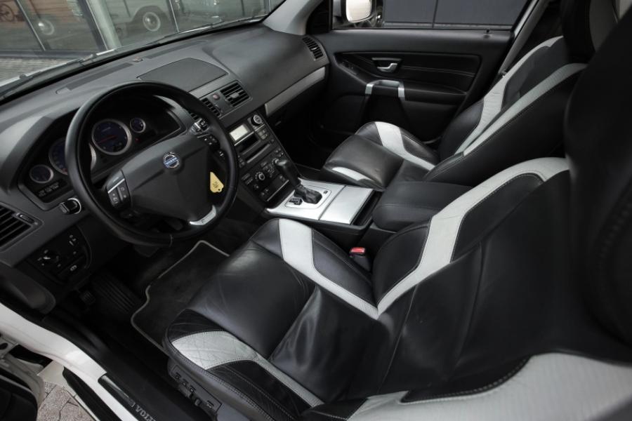 White Volvo XC90 2012 in Riga, with an engine capacity of 2.40 L and mileage of 340 thousand km for 12600 €, photo 14 on AUTOMOTO.COM.LV