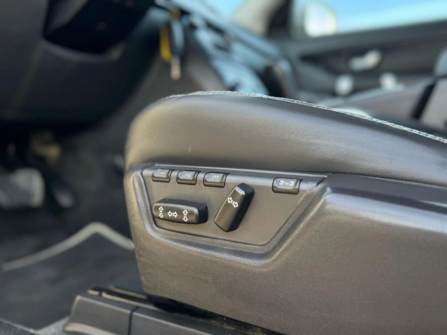 White Volvo XC90 2012 in Riga, with an engine capacity of 2.40 L and mileage of 340 thousand km for 12600 €, photo 15 on AUTOMOTO.COM.LV