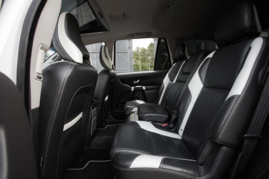 White Volvo XC90 2012 in Riga, with an engine capacity of 2.40 L and mileage of 340 thousand km for 12600 €, photo 16 on AUTOMOTO.COM.LV