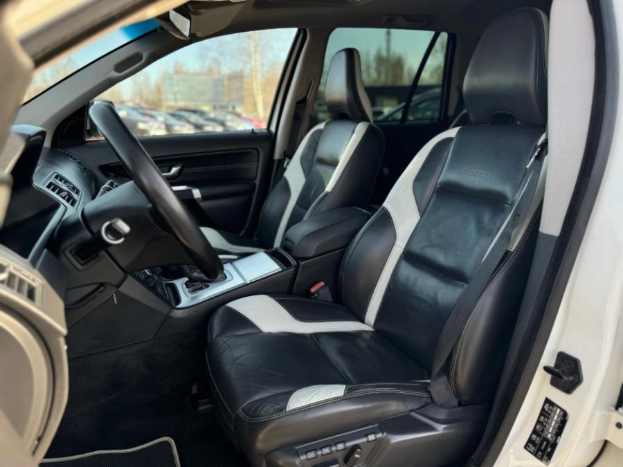 White Volvo XC90 2012 in Riga, with an engine capacity of 2.40 L and mileage of 340 thousand km for 12600 €, photo 17 on AUTOMOTO.COM.LV