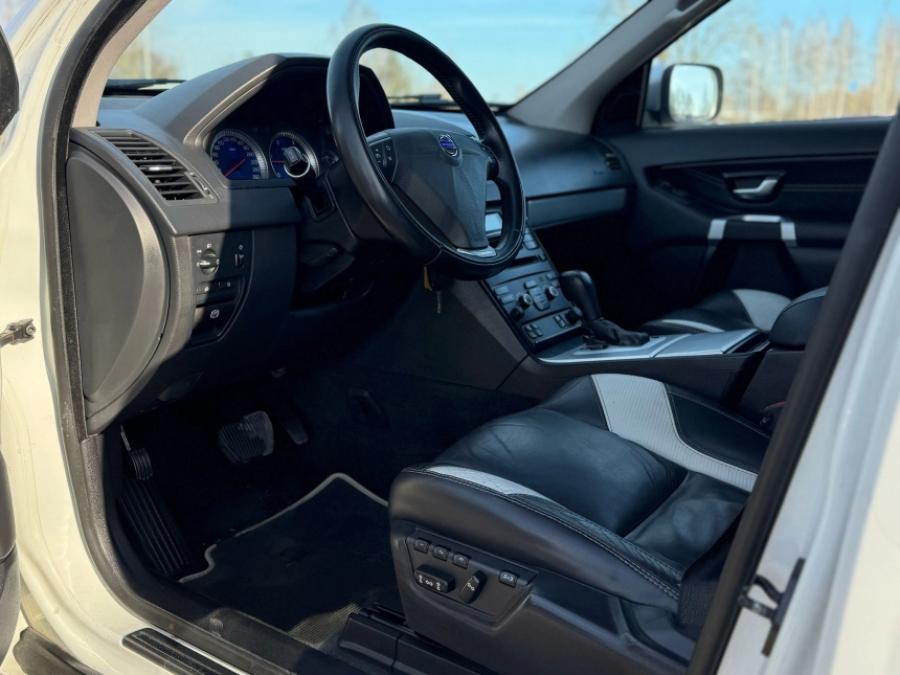 White Volvo XC90 2012 in Riga, with an engine capacity of 2.40 L and mileage of 340 thousand km for 12600 €, photo 19 on AUTOMOTO.COM.LV