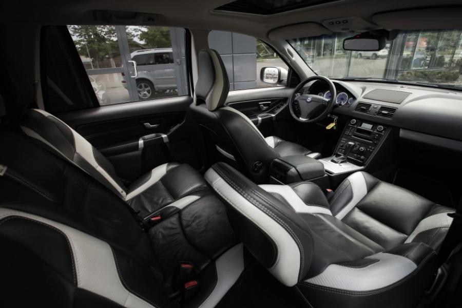 White Volvo XC90 2012 in Riga, with an engine capacity of 2.40 L and mileage of 340 thousand km for 12600 €, photo 26 on AUTOMOTO.COM.LV