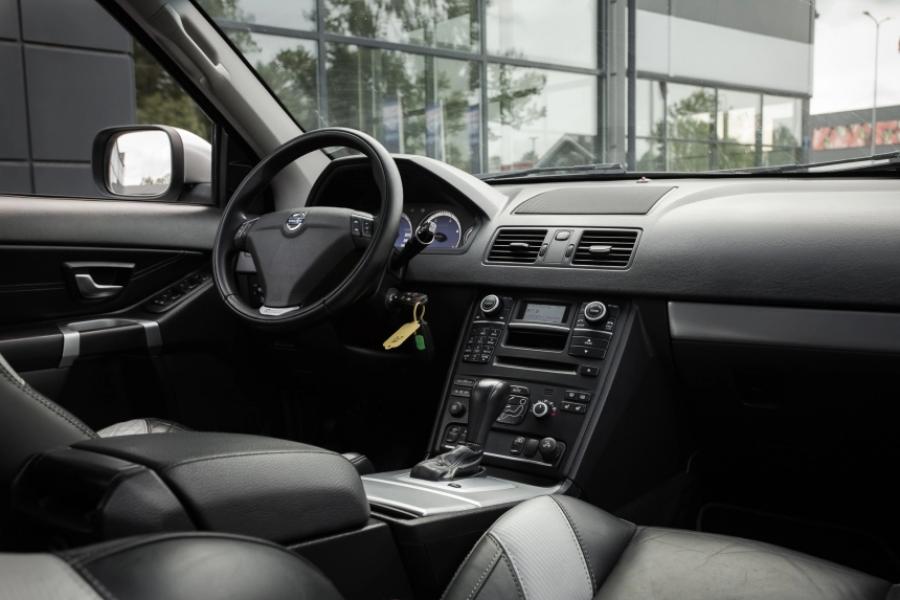 White Volvo XC90 2012 in Riga, with an engine capacity of 2.40 L and mileage of 340 thousand km for 12600 €, photo 28 on AUTOMOTO.COM.LV
