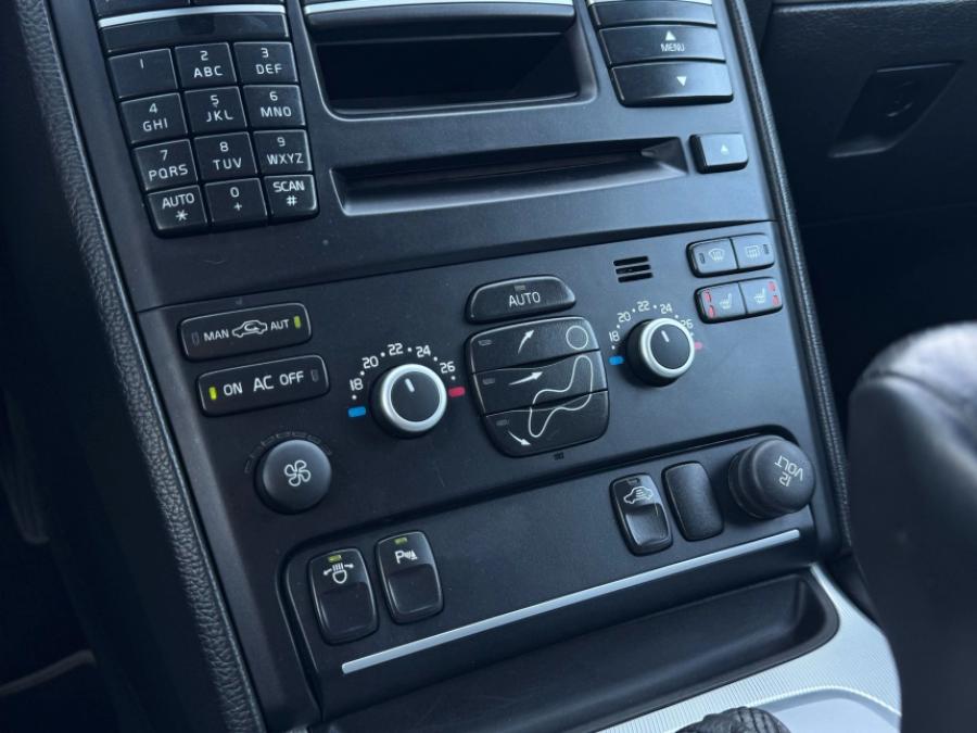 White Volvo XC90 2012 in Riga, with an engine capacity of 2.40 L and mileage of 340 thousand km for 12600 €, photo 48 on AUTOMOTO.COM.LV