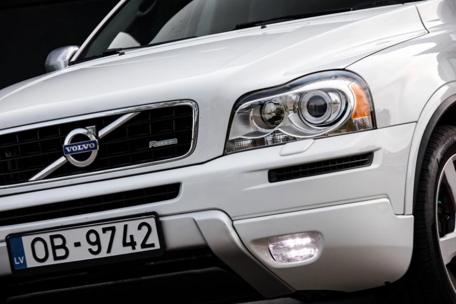 White Volvo XC90 2012 in Riga, with an engine capacity of 2.40 L and mileage of 340 thousand km for 12600 €, photo 49 on AUTOMOTO.COM.LV