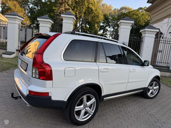 White Volvo XC90 2012 in Vilnius, with an engine capacity of 2.40 L and mileage of 261 thousand km for 11900 €, photo 5 on AUTOMOTO.COM.LV