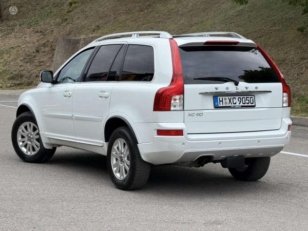 White Volvo XC90 2012 in Jonava, with an engine capacity of 2.40 L and mileage of 303 thousand km for 9400 €, photo 6 on AUTOMOTO.COM.LV