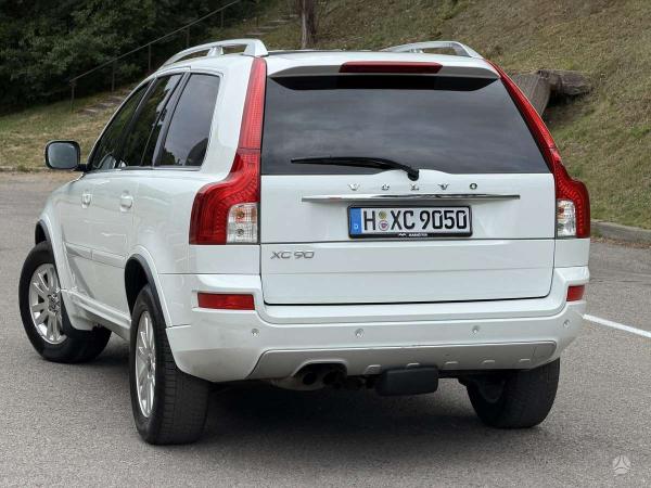 White Volvo XC90 2012 in Jonava, with an engine capacity of 2.40 L and mileage of 303 thousand km for 9400 €, photo 7 on AUTOMOTO.COM.LV