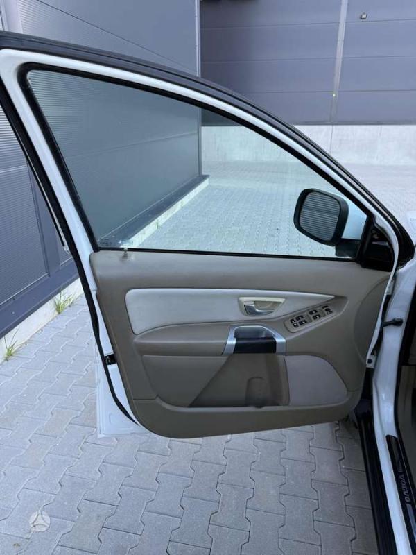 White Volvo XC90 2012 in Siauliai, with an engine capacity of 3.19 L and mileage of 169 thousand km for 9400 €, photo 10 on AUTOMOTO.COM.LV
