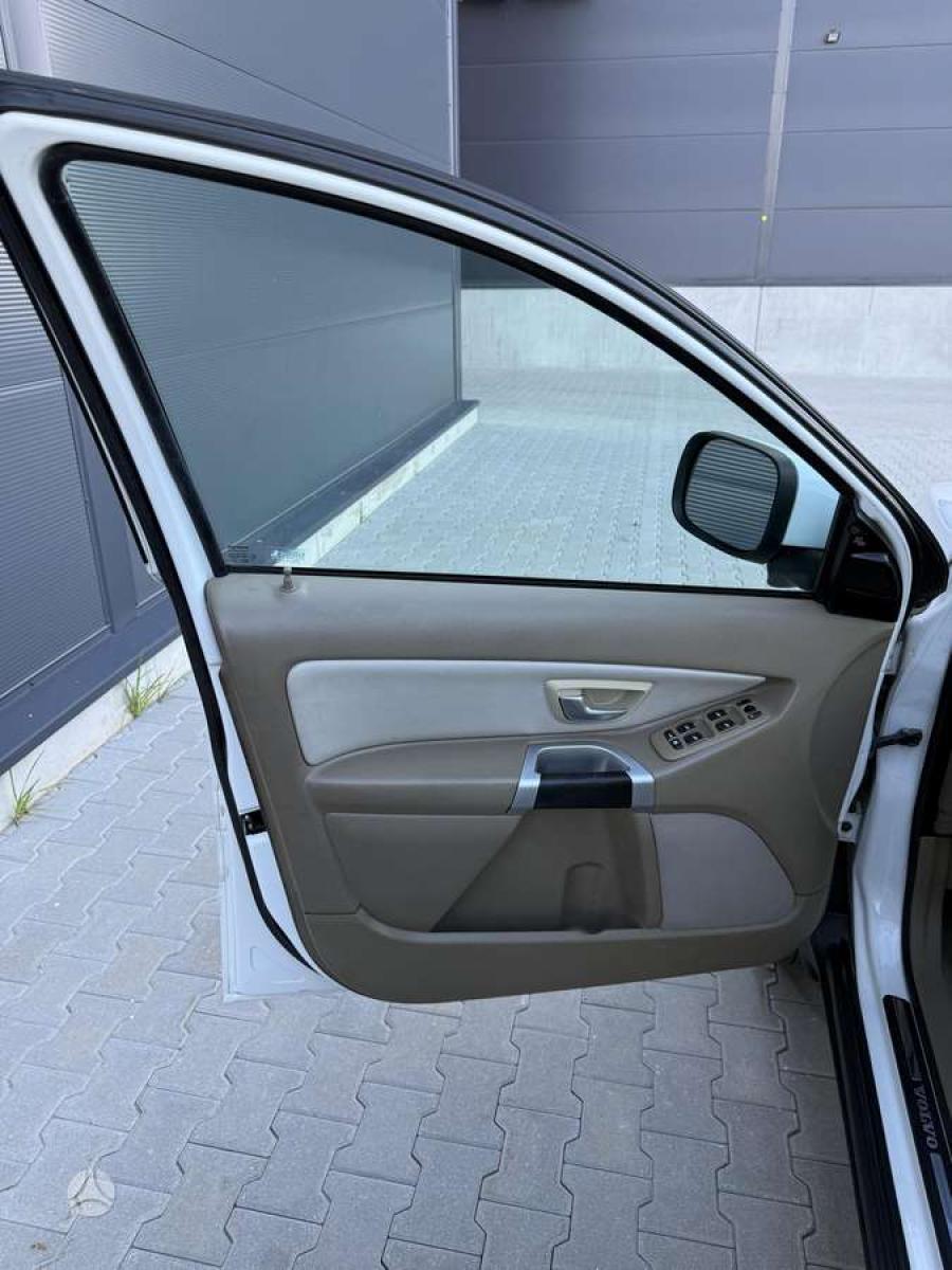 White Volvo XC90 2012 in Siauliai, with an engine capacity of 3.19 L and mileage of 169 thousand km for 9400 €, photo 10 on AUTOMOTO.COM.LV