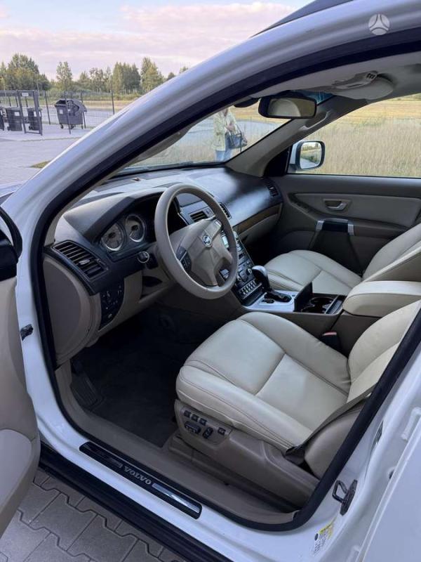 White Volvo XC90 2012 in Siauliai, with an engine capacity of 3.19 L and mileage of 169 thousand km for 9400 €, photo 11 on AUTOMOTO.COM.LV