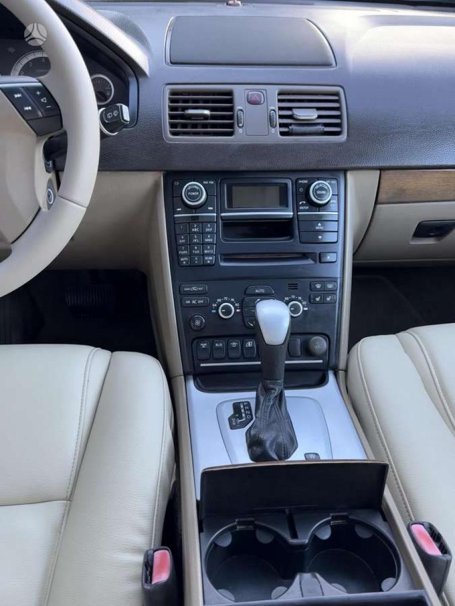 White Volvo XC90 2012 in Siauliai, with an engine capacity of 3.19 L and mileage of 169 thousand km for 9400 €, photo 14 on AUTOMOTO.COM.LV