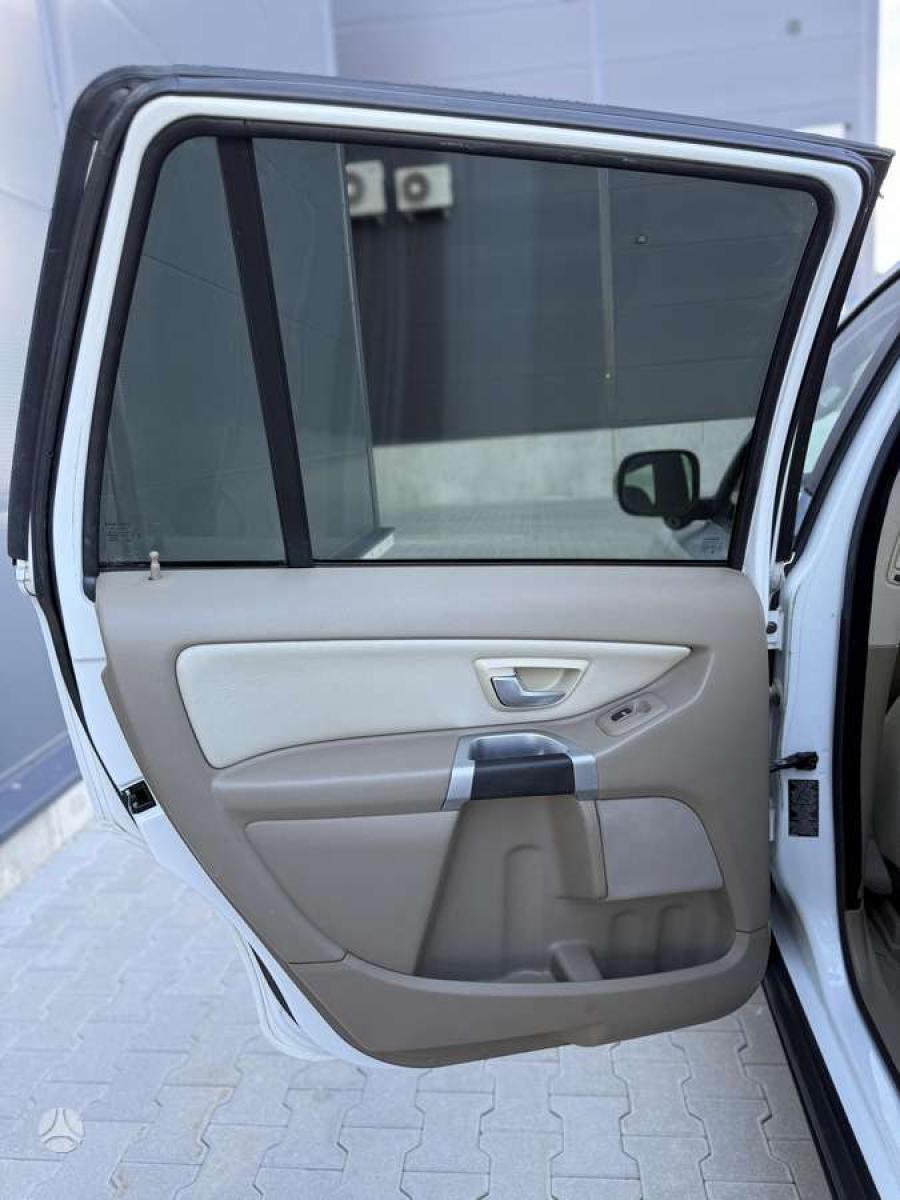 White Volvo XC90 2012 in Siauliai, with an engine capacity of 3.19 L and mileage of 169 thousand km for 9400 €, photo 17 on AUTOMOTO.COM.LV