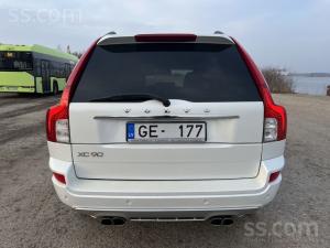 White Volvo XC90 2013 in Riga, with an engine capacity of 2.40 L and mileage of 300 thousand km for 9650 €, photo 5 on AUTOMOTO.COM.LV