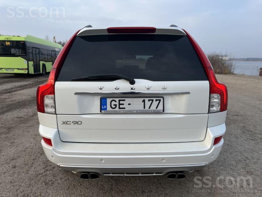 White Volvo XC90 2013 in Riga, with an engine capacity of 2.40 L and mileage of 300 thousand km for 9650 €, photo 5 on AUTOMOTO.COM.LV