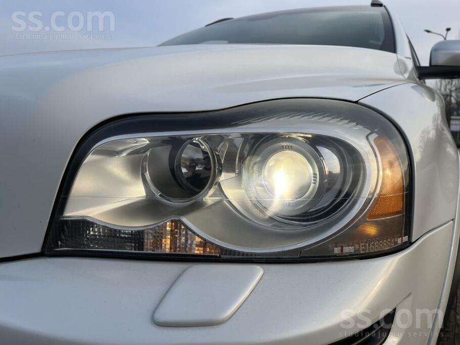 White Volvo XC90 2013 in Riga, with an engine capacity of 2.40 L and mileage of 300 thousand km for 9650 €, photo 8 on AUTOMOTO.COM.LV