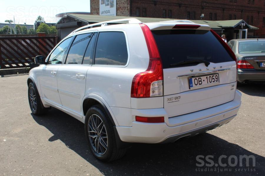 White Volvo XC90 2013 in Liepaja, with an engine capacity of 2.40 L and mileage of 249 thousand km for 12700 €, photo 4 on AUTOMOTO.COM.LV