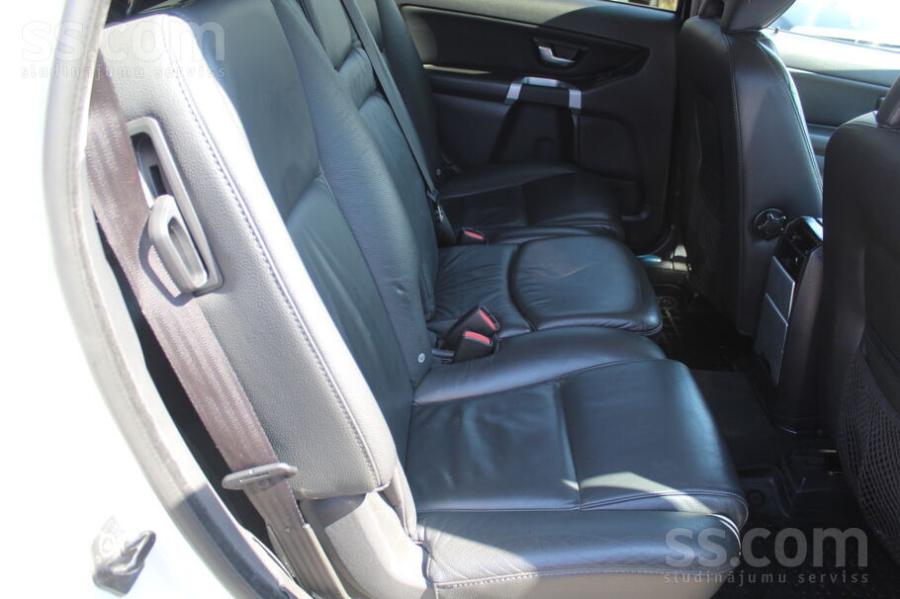White Volvo XC90 2013 in Liepaja, with an engine capacity of 2.40 L and mileage of 249 thousand km for 12700 €, photo 8 on AUTOMOTO.COM.LV