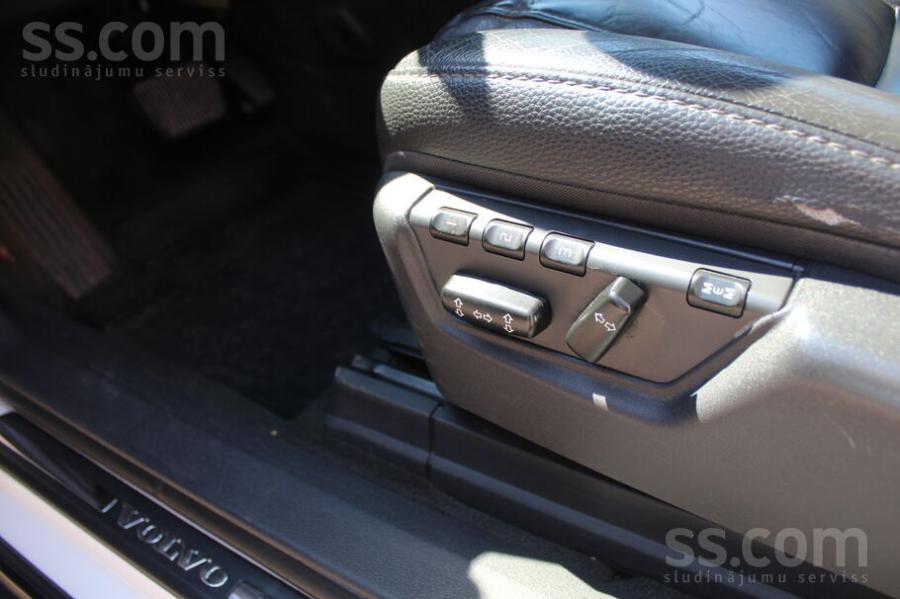 White Volvo XC90 2013 in Liepaja, with an engine capacity of 2.40 L and mileage of 249 thousand km for 12700 €, photo 12 on AUTOMOTO.COM.LV