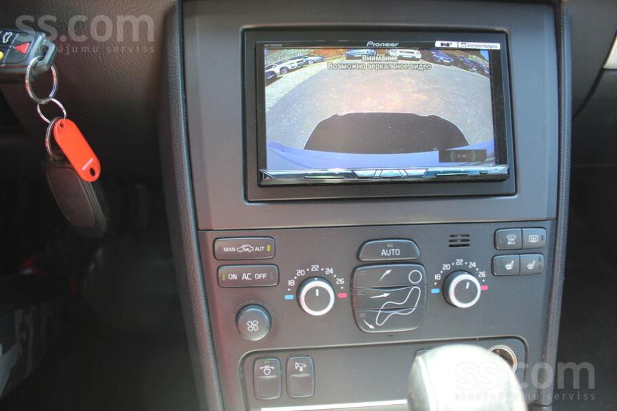 White Volvo XC90 2013 in Liepaja, with an engine capacity of 2.40 L and mileage of 249 thousand km for 12700 €, photo 13 on AUTOMOTO.COM.LV