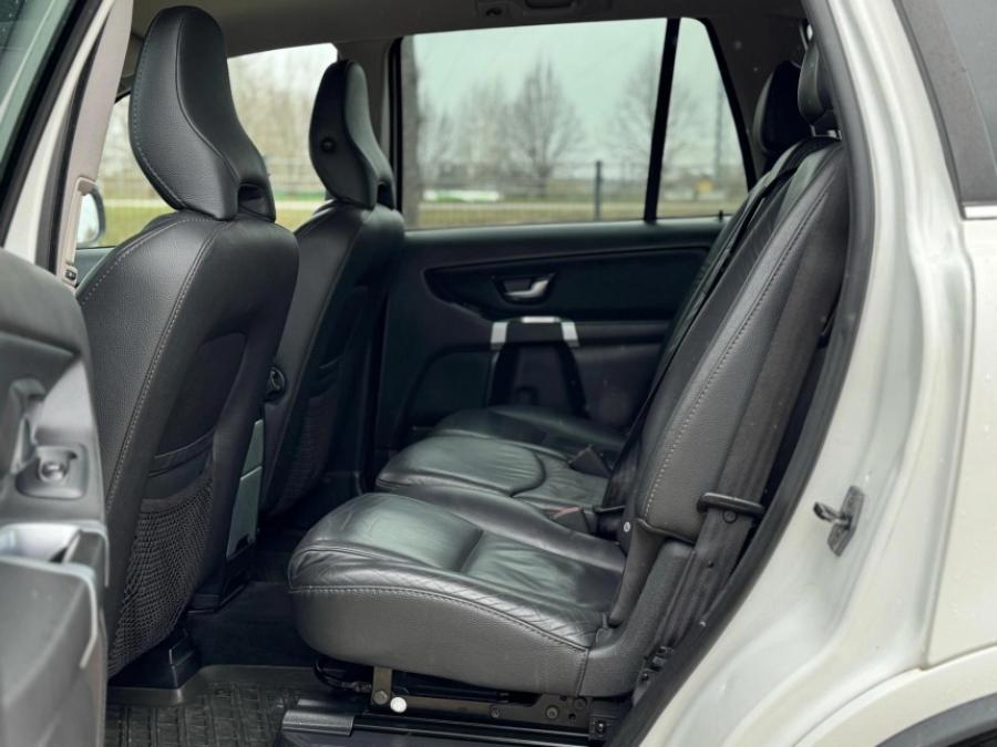Balts Volvo XC90 2013 Rīga, ar dzinēja tilpumu 2.40 L un nobraukumu 295 tūkst. km par 11600 €, foto 16 vietnē AUTOMOTO.COM.LV