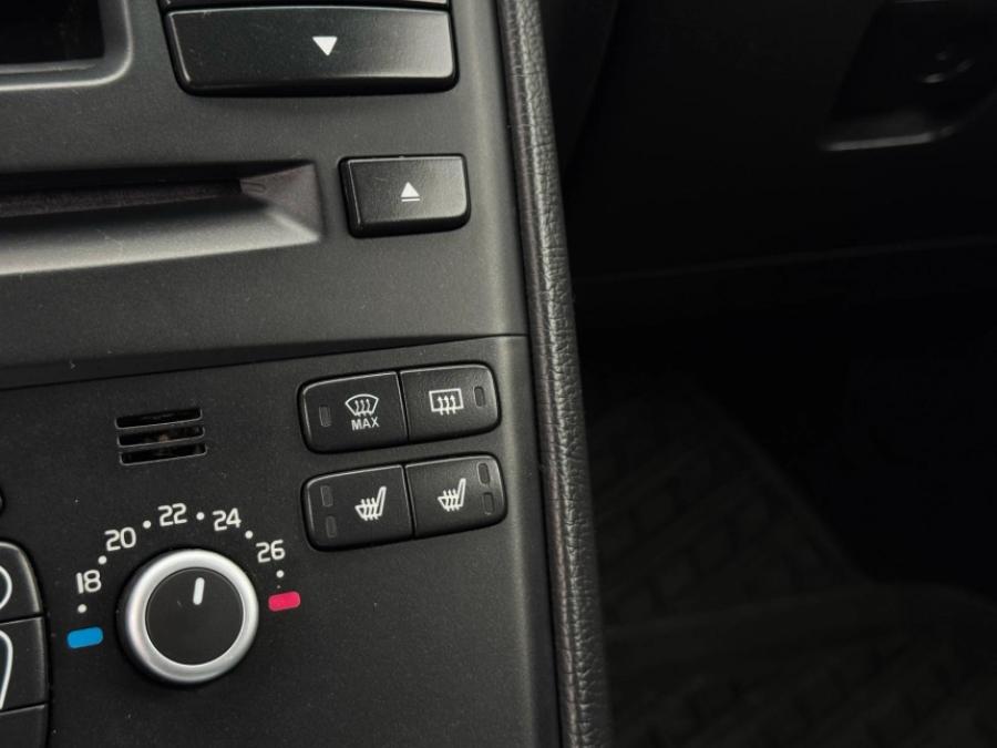 Balts Volvo XC90 2013 Rīga, ar dzinēja tilpumu 2.40 L un nobraukumu 295 tūkst. km par 11600 €, foto 18 vietnē AUTOMOTO.COM.LV