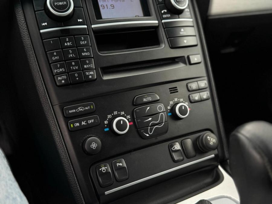 Balts Volvo XC90 2013 Rīga, ar dzinēja tilpumu 2.40 L un nobraukumu 295 tūkst. km par 11600 €, foto 22 vietnē AUTOMOTO.COM.LV
