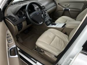 White Volvo XC90 2013 in Riga, with an engine capacity of 2.40 L and mileage of 292 thousand km for 9200 €, photo 13 on AUTOMOTO.COM.LV