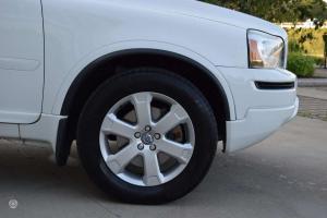 White Volvo XC90 2013 in Vilnius, with an engine capacity of 2.40 L and mileage of 252 thousand km for 11950 €, photo 15 on AUTOMOTO.COM.LV
