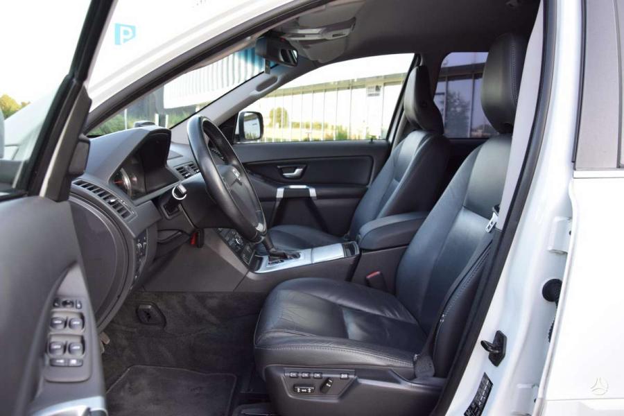 White Volvo XC90 2013 in Vilnius, with an engine capacity of 2.40 L and mileage of 252 thousand km for 11950 €, photo 17 on AUTOMOTO.COM.LV