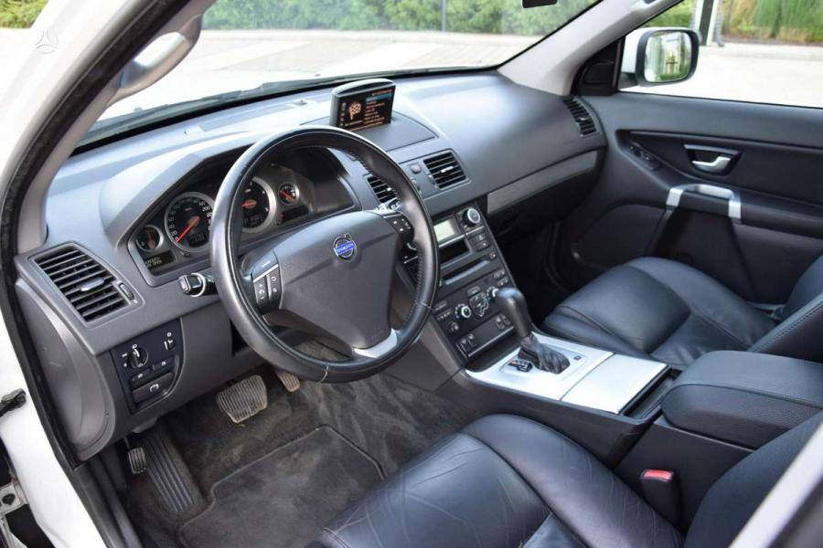 White Volvo XC90 2013 in Vilnius, with an engine capacity of 2.40 L and mileage of 252 thousand km for 11950 €, photo 19 on AUTOMOTO.COM.LV