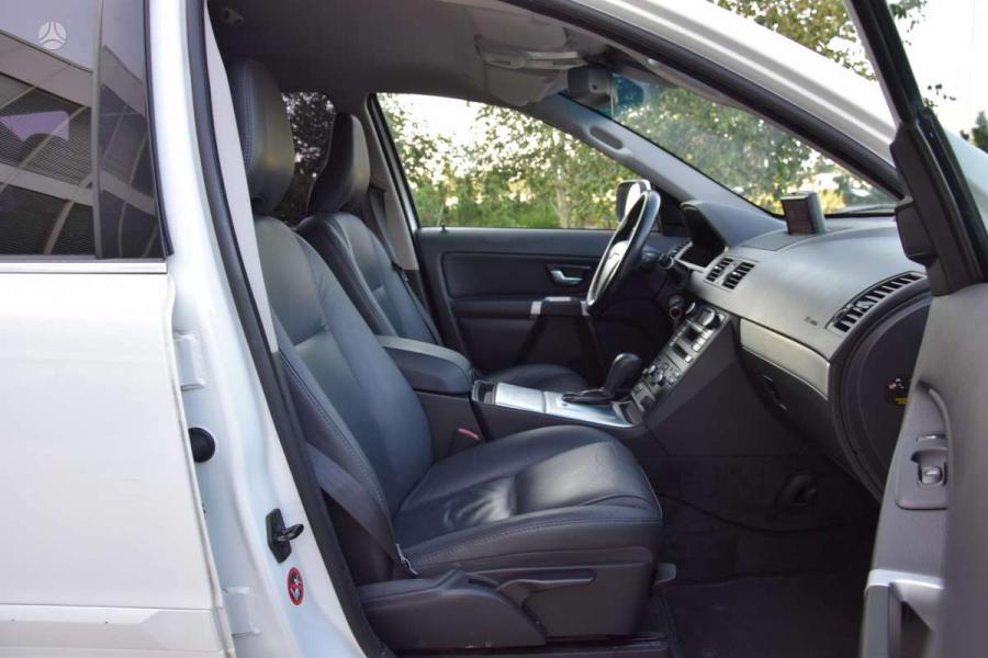 White Volvo XC90 2013 in Vilnius, with an engine capacity of 2.40 L and mileage of 252 thousand km for 11950 €, photo 22 on AUTOMOTO.COM.LV
