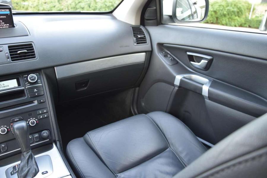 White Volvo XC90 2013 in Vilnius, with an engine capacity of 2.40 L and mileage of 252 thousand km for 11950 €, photo 25 on AUTOMOTO.COM.LV