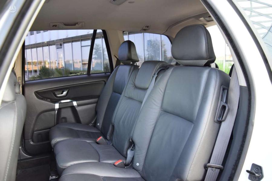 White Volvo XC90 2013 in Vilnius, with an engine capacity of 2.40 L and mileage of 252 thousand km for 11950 €, photo 26 on AUTOMOTO.COM.LV