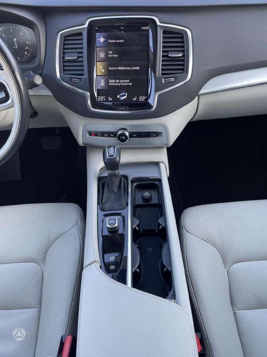 White Volvo XC90 2015 in Vilnius, with an engine capacity of 1.97 L and mileage of 236 thousand km for 16950 €, photo 8 on AUTOMOTO.COM.LV