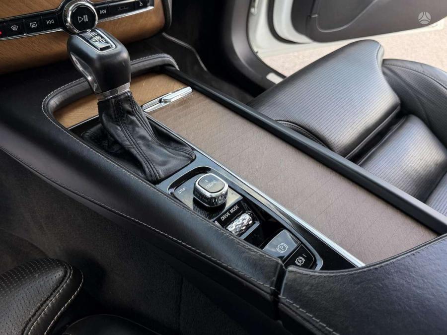 White Volvo XC90 2015 in Jonava, with an engine capacity of 1.97 L and mileage of 280 thousand km for 19999 €, photo 25 on AUTOMOTO.COM.LV