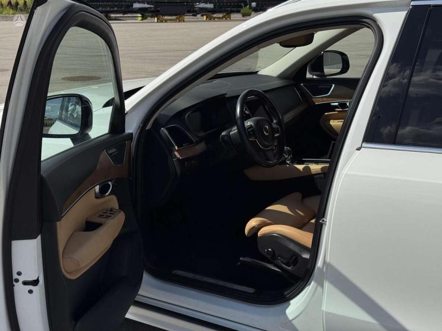 White Volvo XC90 2015 in Vilnius, with an engine capacity of 1.97 L and mileage of 256 thousand km for 15500 €, photo 7 on AUTOMOTO.COM.LV