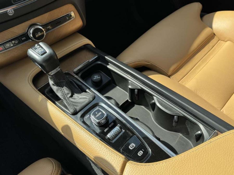 White Volvo XC90 2015 in Vilnius, with an engine capacity of 1.97 L and mileage of 256 thousand km for 15500 €, photo 15 on AUTOMOTO.COM.LV