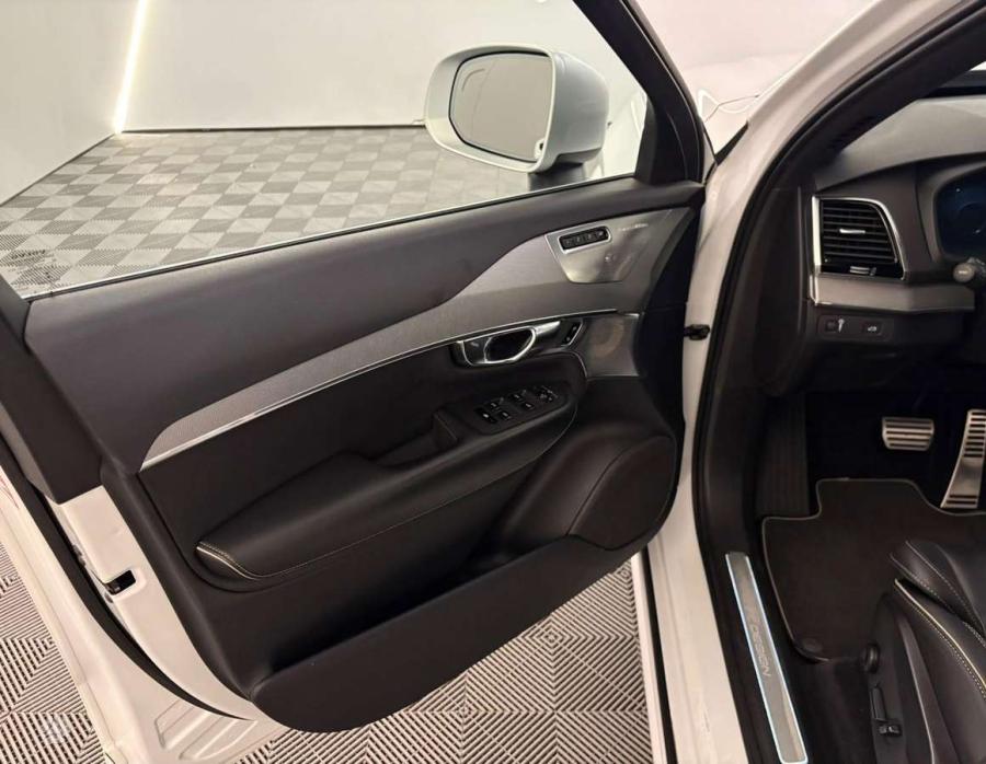 Balts Volvo XC90 2015 Marijampole, ar dzinēja tilpumu 1.97 L un nobraukumu 326 tūkst. km par 18950 €, foto 33 vietnē AUTOMOTO.COM.LV