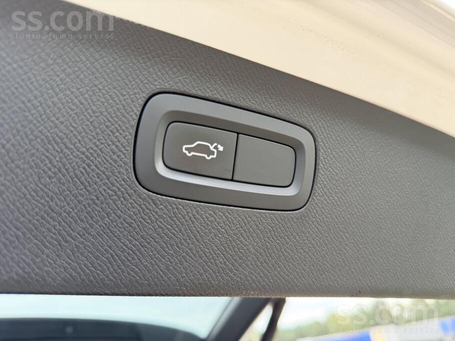 White Volvo XC90 2015 in Riga, with an engine capacity of 2.00 L and mileage of 253 thousand km for 18995 €, photo 8 on AUTOMOTO.COM.LV