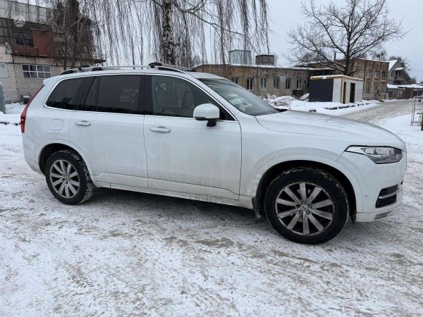 White Volvo XC90 2016 in Kaunas, with an engine capacity of 1.97 L and mileage of 260 thousand km for 11850 €, photo 5 on AUTOMOTO.COM.LV