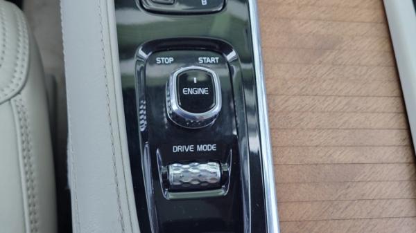 Balts Volvo XC90 2016 Rīga, ar dzinēja tilpumu 2.00 L un nobraukumu 233 tūkst. km par 25900 €, foto 8 vietnē AUTOMOTO.COM.LV