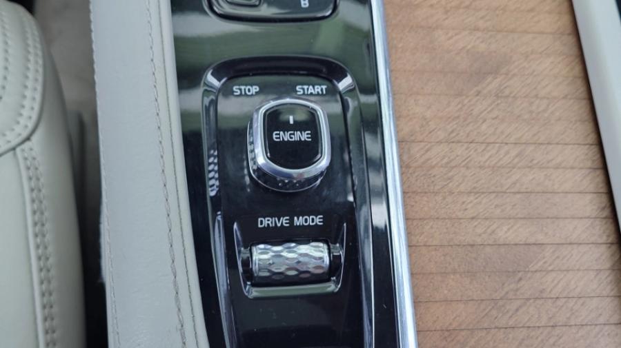 Balts Volvo XC90 2016 Rīga, ar dzinēja tilpumu 2.00 L un nobraukumu 233 tūkst. km par 25900 €, foto 9 vietnē AUTOMOTO.COM.LV