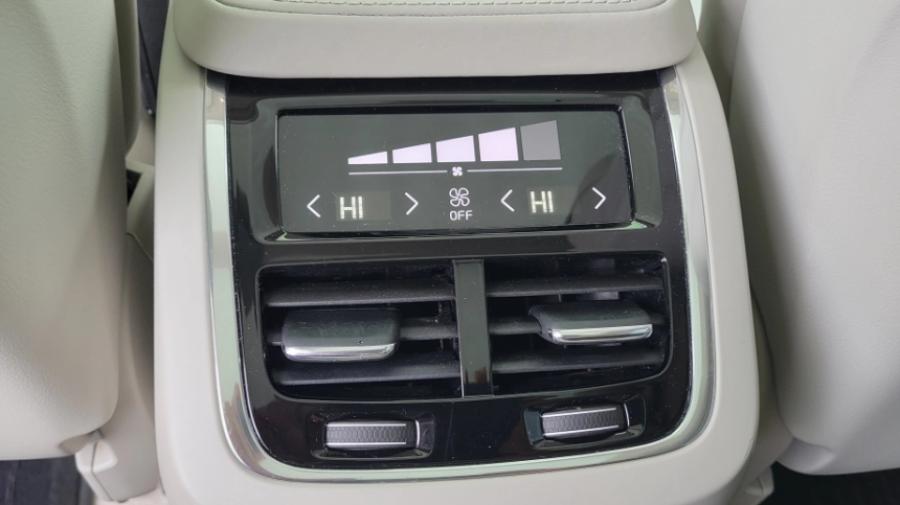 Balts Volvo XC90 2016 Rīga, ar dzinēja tilpumu 2.00 L un nobraukumu 233 tūkst. km par 25900 €, foto 33 vietnē AUTOMOTO.COM.LV