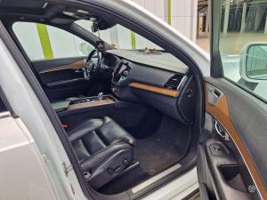 White Volvo XC90 2016 in Palanga, with an engine capacity of 1.97 L and mileage of 258 thousand km for 19999 €, photo 9 on AUTOMOTO.COM.LV