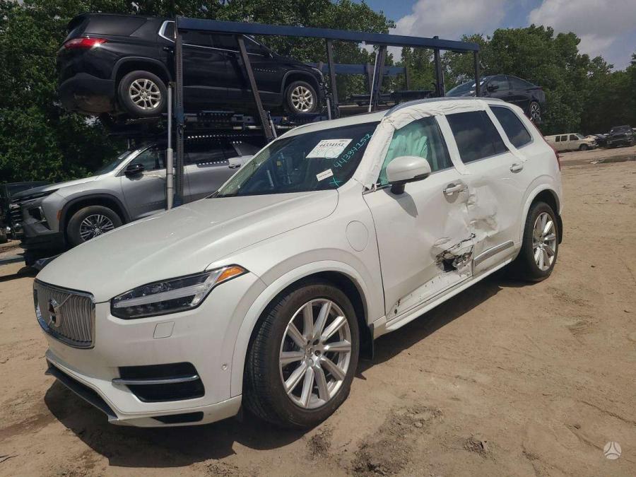White Volvo XC90 2016 in Kaunas, with an engine capacity of 2.00 L and mileage of 195 thousand km for 16500 €, photo 3 on AUTOMOTO.COM.LV