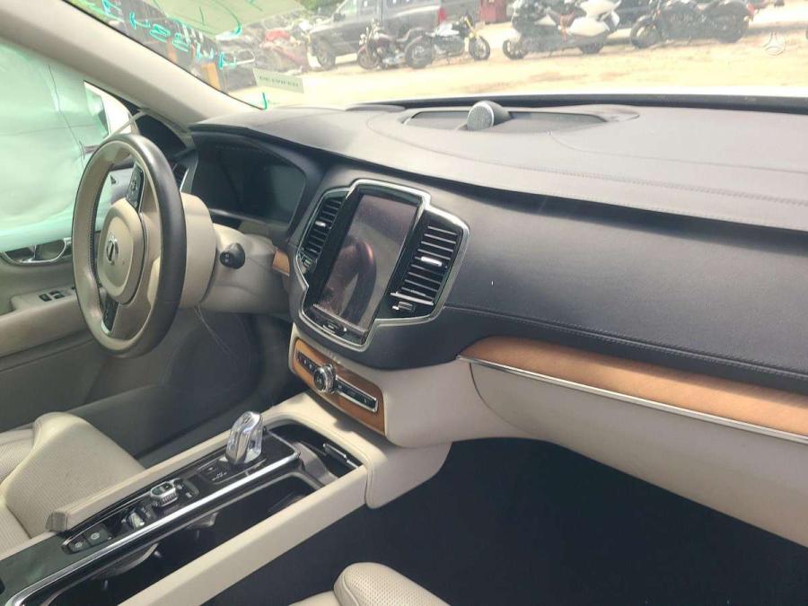 White Volvo XC90 2016 in Kaunas, with an engine capacity of 2.00 L and mileage of 195 thousand km for 16500 €, photo 10 on AUTOMOTO.COM.LV