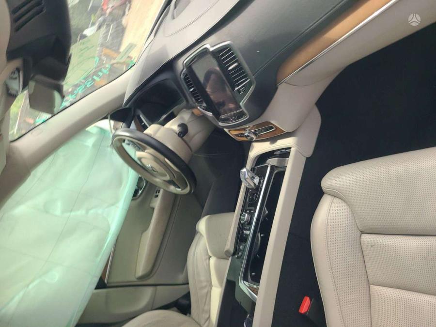 White Volvo XC90 2016 in Kaunas, with an engine capacity of 2.00 L and mileage of 195 thousand km for 16500 €, photo 14 on AUTOMOTO.COM.LV