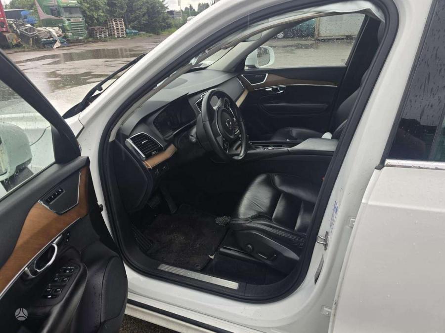 White Volvo XC90 2016 in Silale, with an engine capacity of 2.50 L and mileage of 397 thousand km for 12000 €, photo 7 on AUTOMOTO.COM.LV