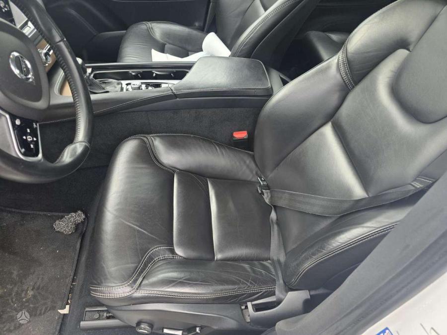 White Volvo XC90 2016 in Silale, with an engine capacity of 2.50 L and mileage of 397 thousand km for 12000 €, photo 8 on AUTOMOTO.COM.LV